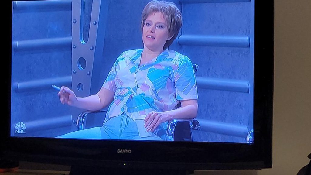 Kate McKinnon's Last "SNL" Sketch: She Leaves Earth with Aliens in a ...